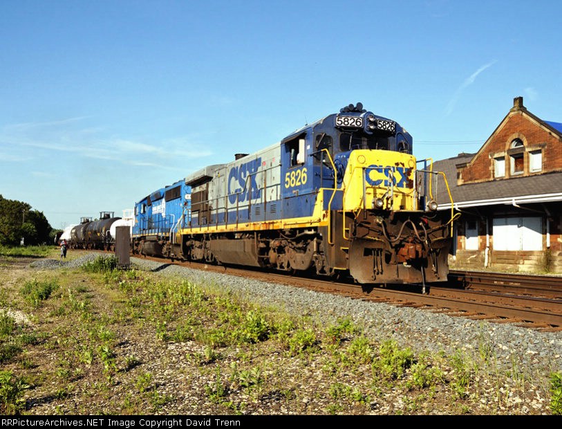 CSX 5826 leads Westbound CSX local C718 MP 127.8